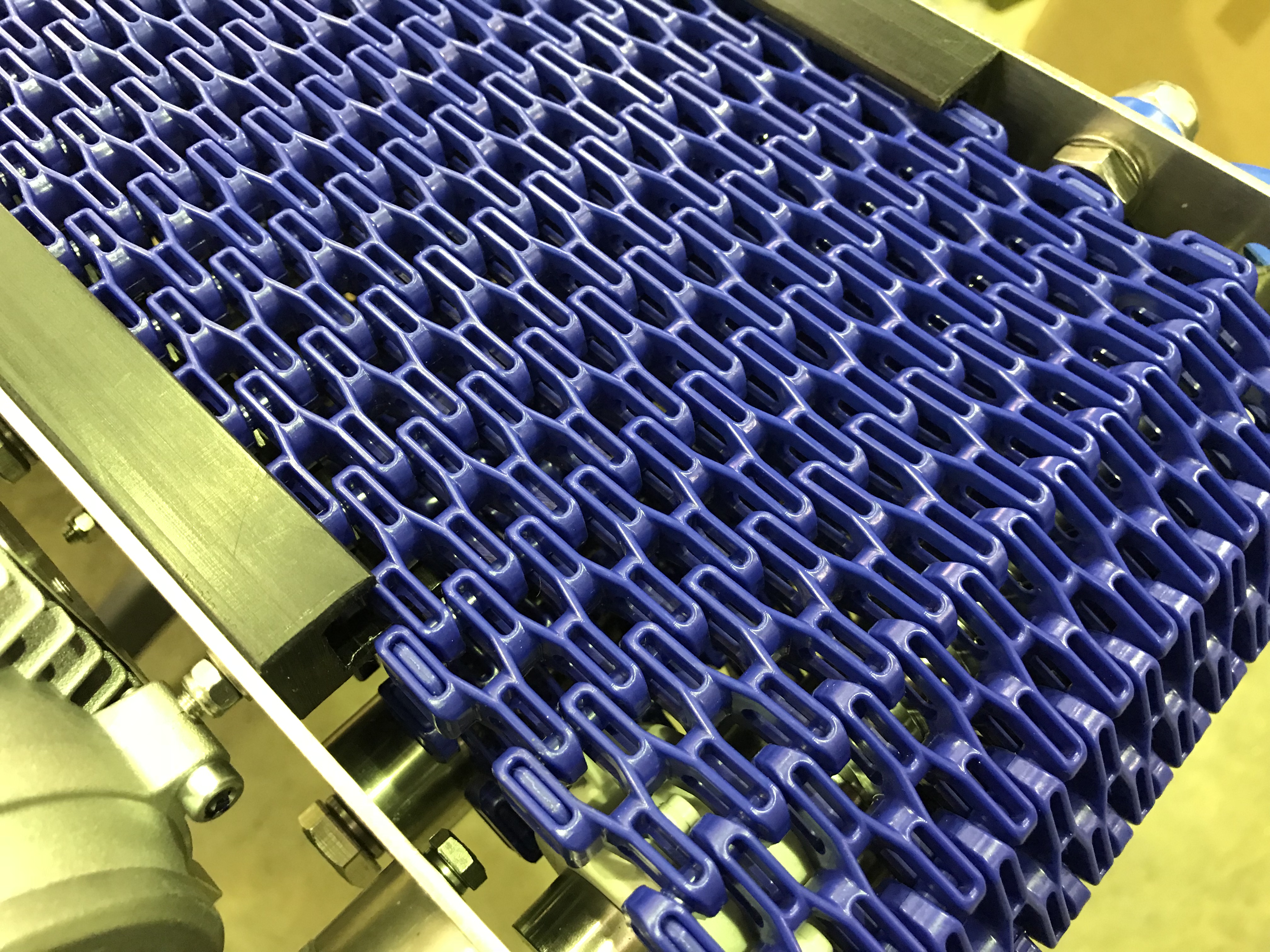 Modular Conveyor for Bends & Curves | Winyard Engineering